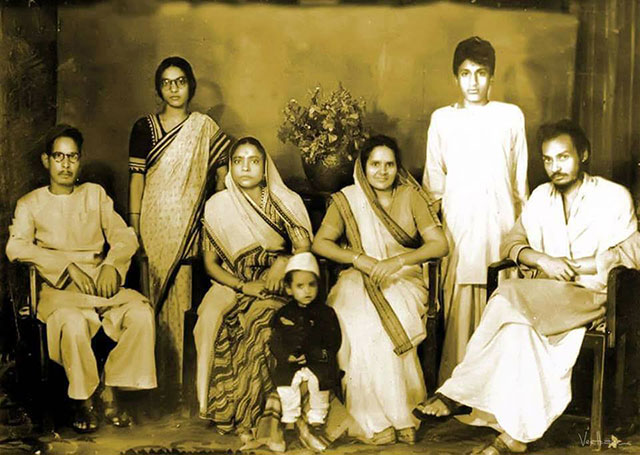 Standing close to Osho is Arvind, standing on left is Kranti | Osho News