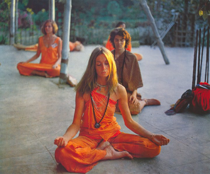 070 in second row at Shree Rajneesh Ashram in 1977 | Osho News